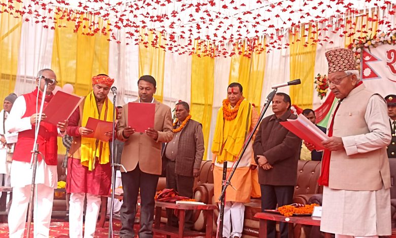 मधेस प्रदेश : मुख्यमन्त्री यादवसँगै चार मन्त्रीद्वारा शपथ – सार्वजनिक ...